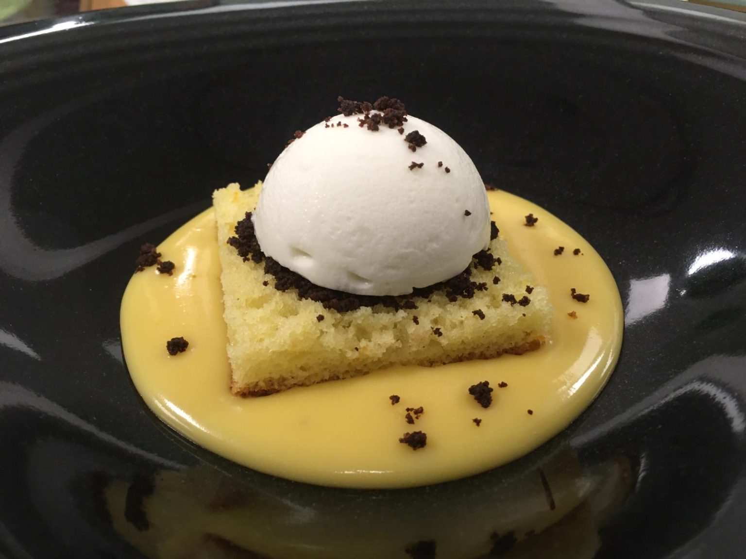 Varios postres creativos presentados al examen de Dirección de Cocina