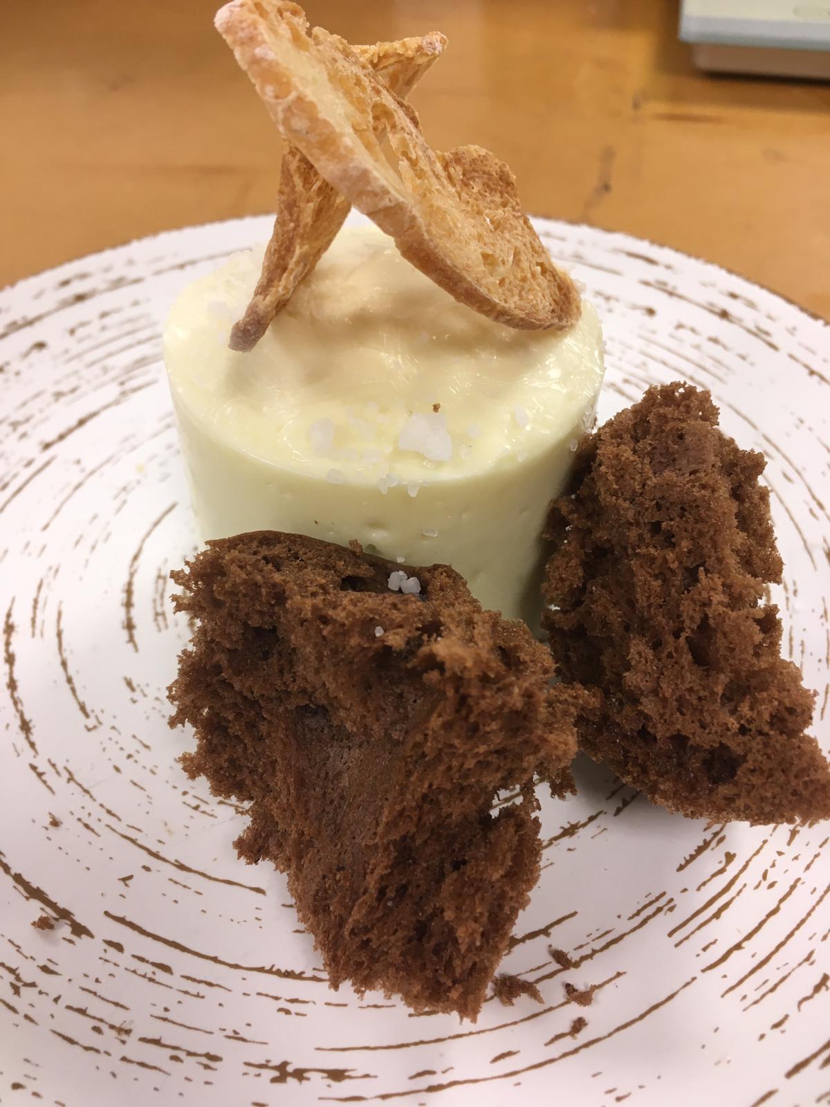Varios postres creativos presentados al examen de Dirección de Cocina