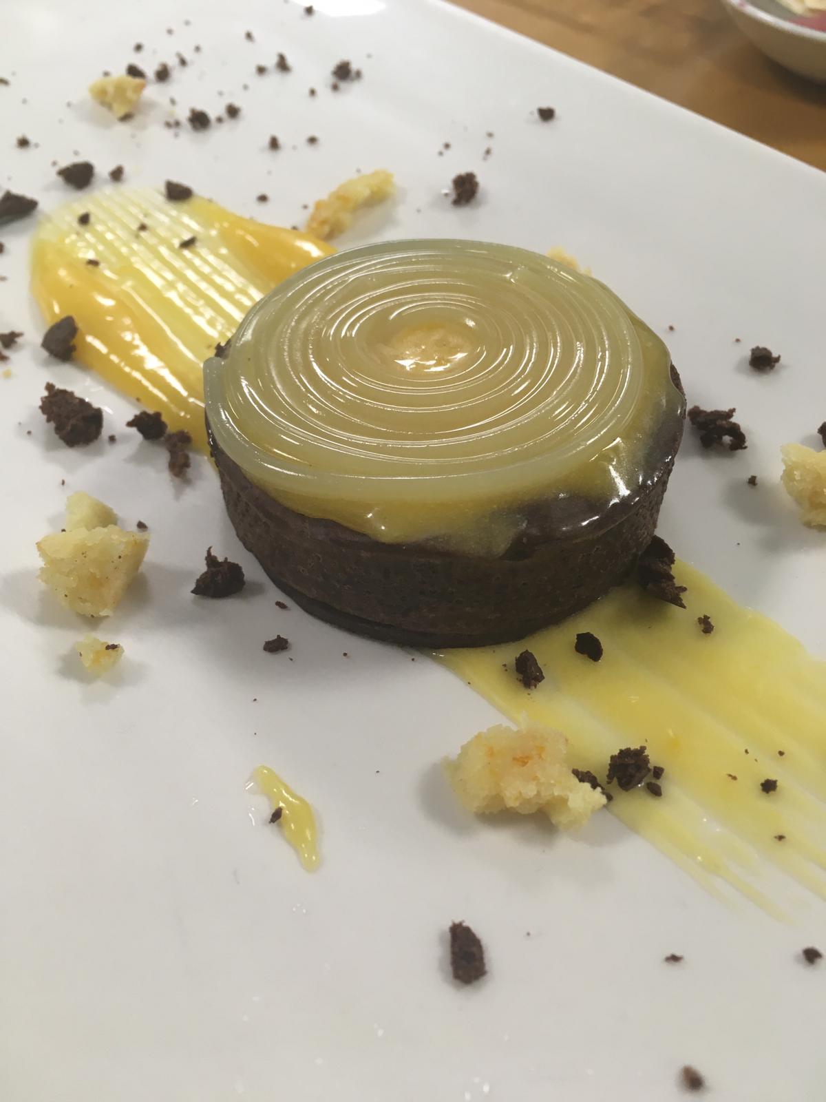 Varios postres creativos presentados al examen de Dirección de Cocina
