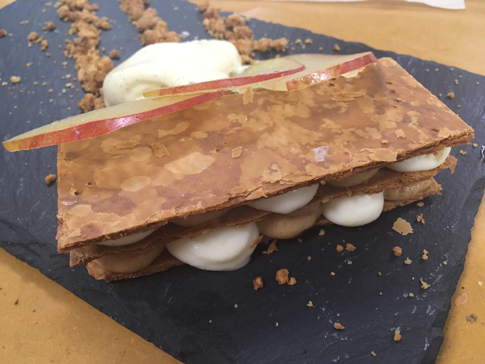 Varios postres creativos presentados al examen de Dirección de Cocina